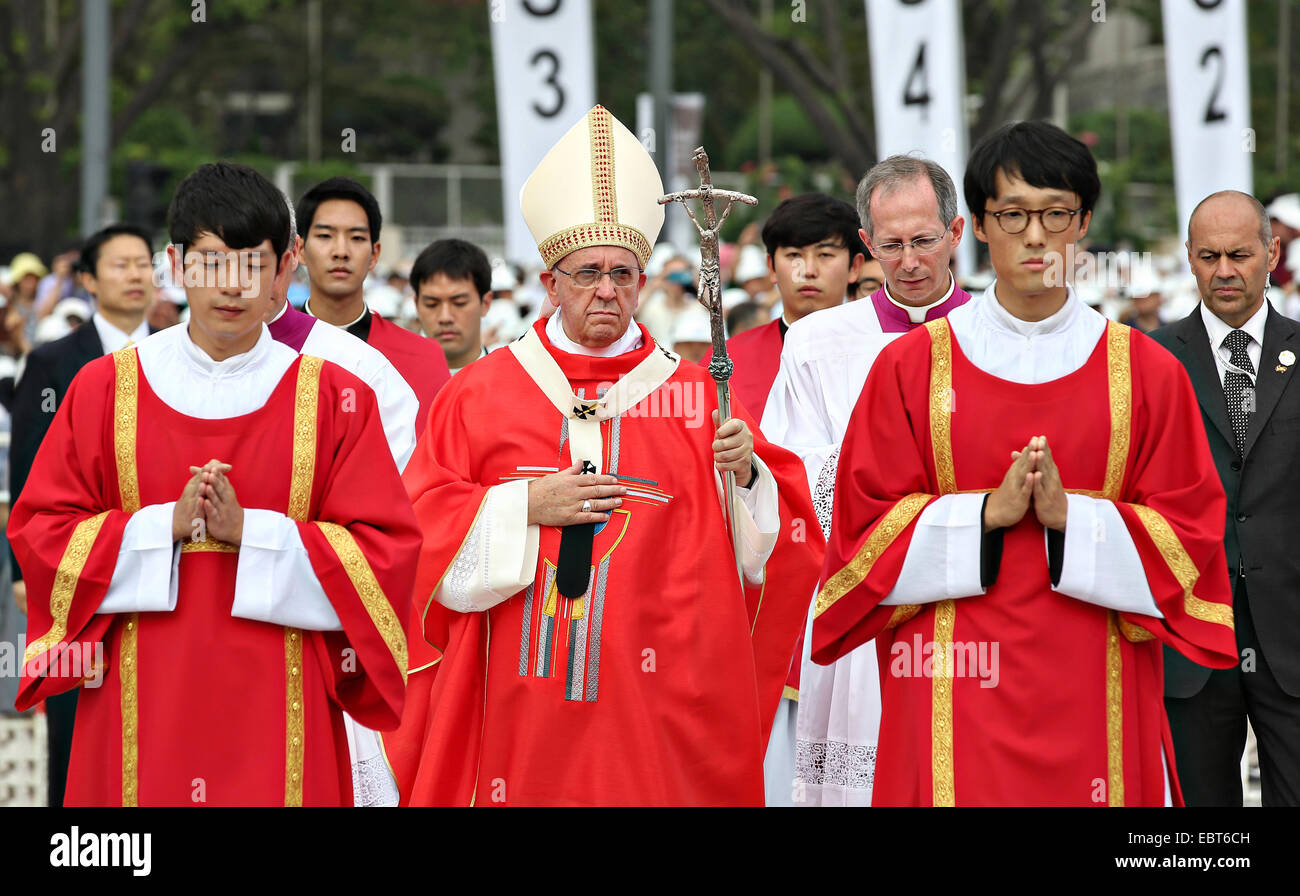 Pope Francis leads a procession as he arrives at Gwanghwamun Square for ...