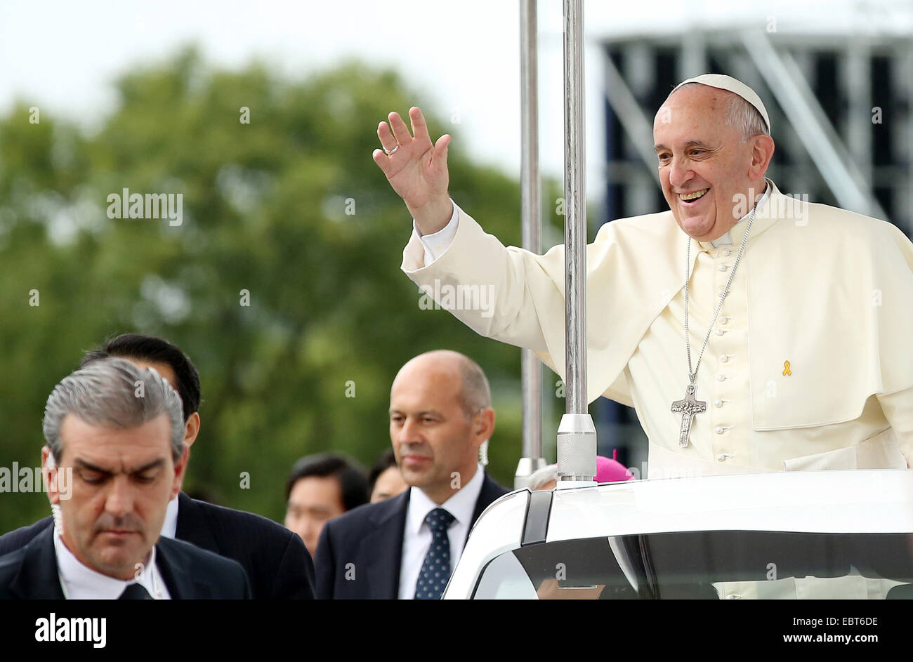 Pope Francis waves to followers as he arrives at Gwanghwamun Square ...