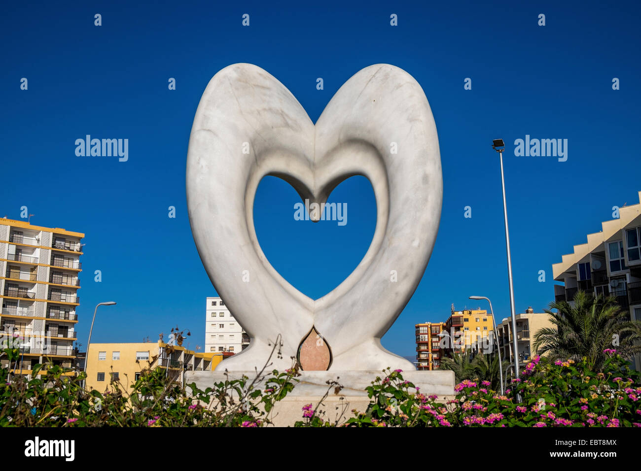 Heart shaped sculpture hi-res stock photography and images - Alamy