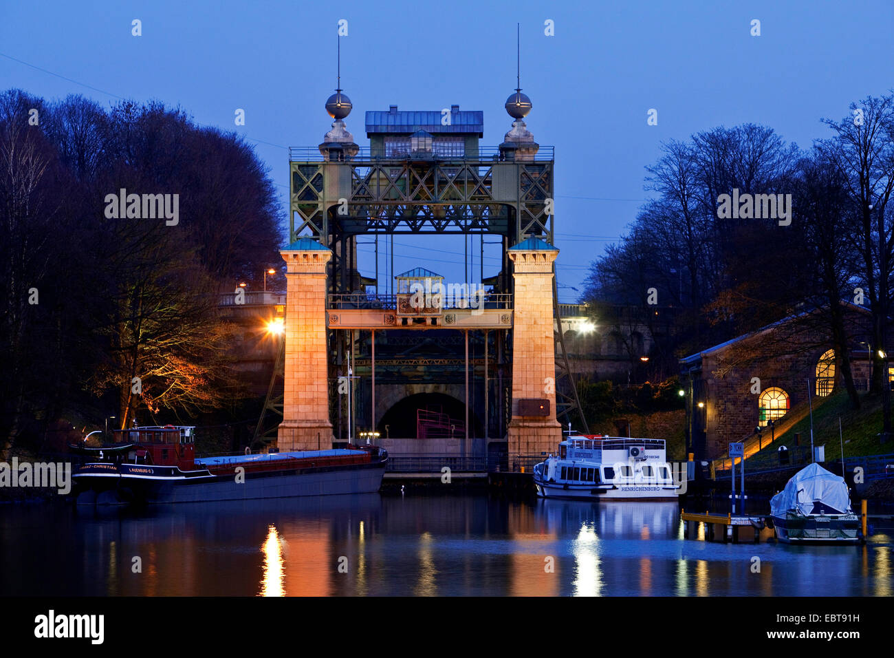 Boat lift hi-res stock photography and images - Alamy