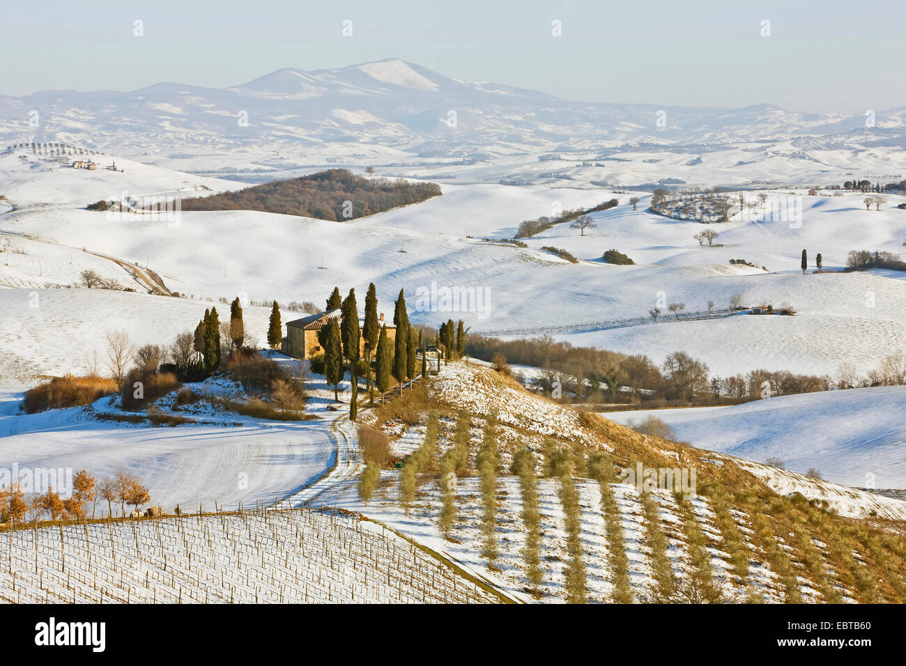 Podere Belvedere in snow covered landscape, Italy, Tuscany, San Quirico ...