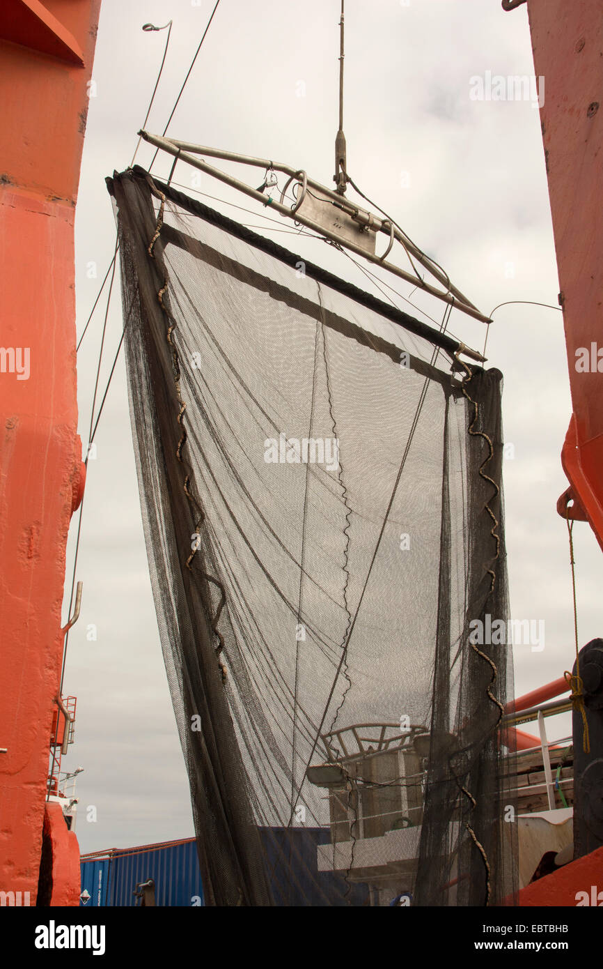 From German research vessel RV Sonne (old) the crew is launching a ...