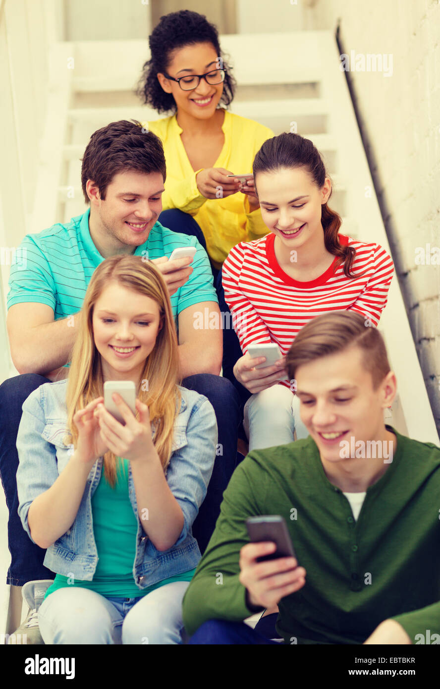 Teens smiling phones hi-res stock photography and images - Alamy