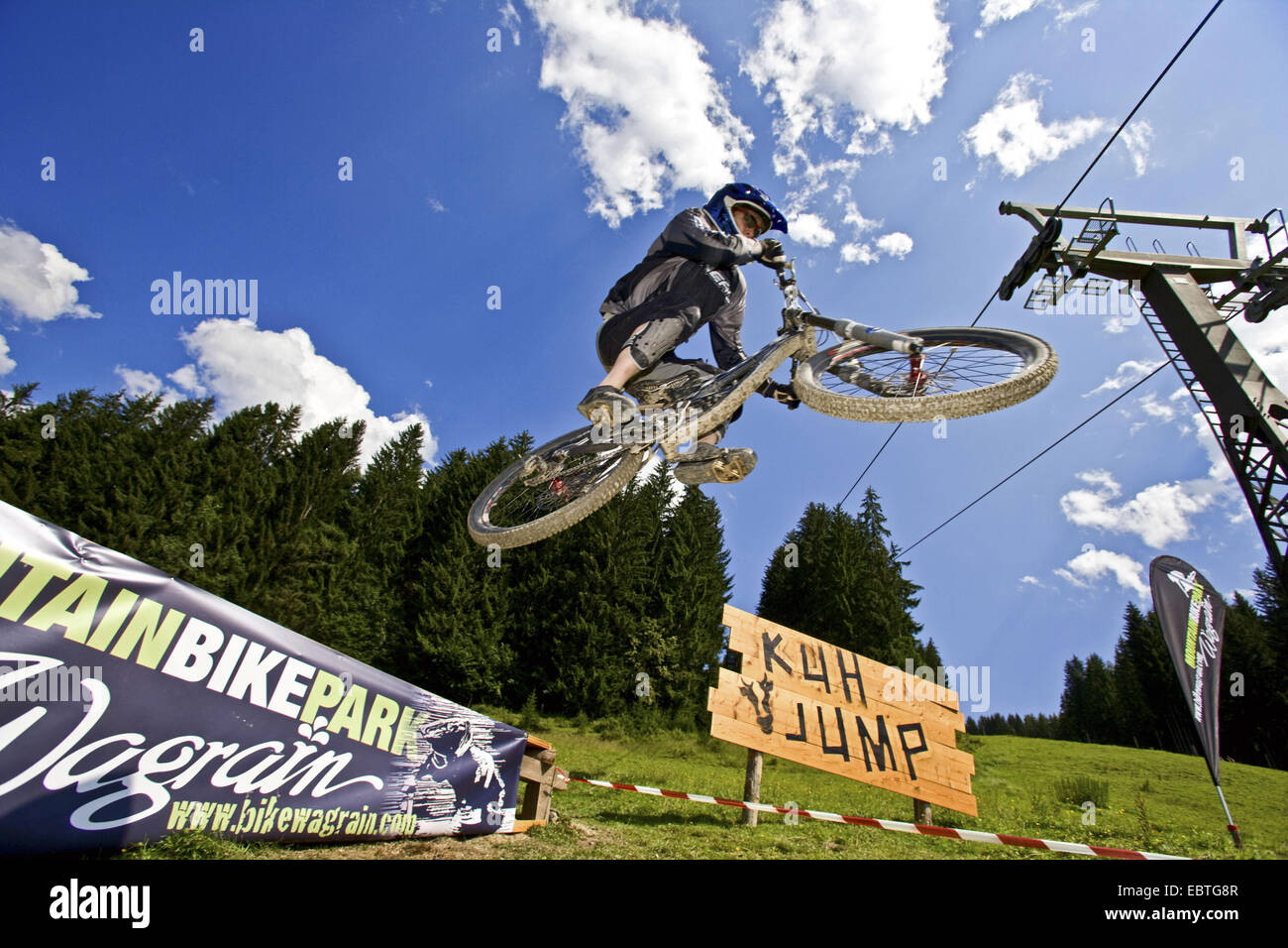 Jumping with mountain bike hi-res stock photography and images - Alamy