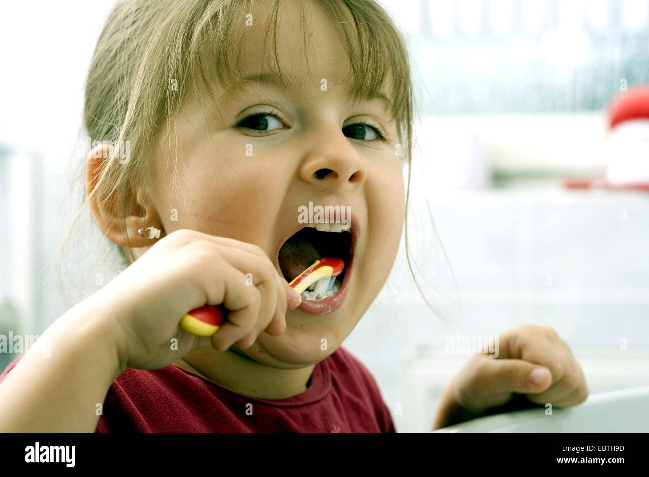 little girl cleaning her teeth Stock Photo - Alamy