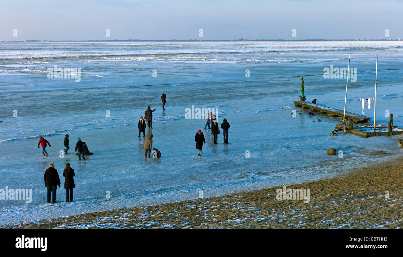 view over the beach with promenaders and the icy Jade Bay at ...