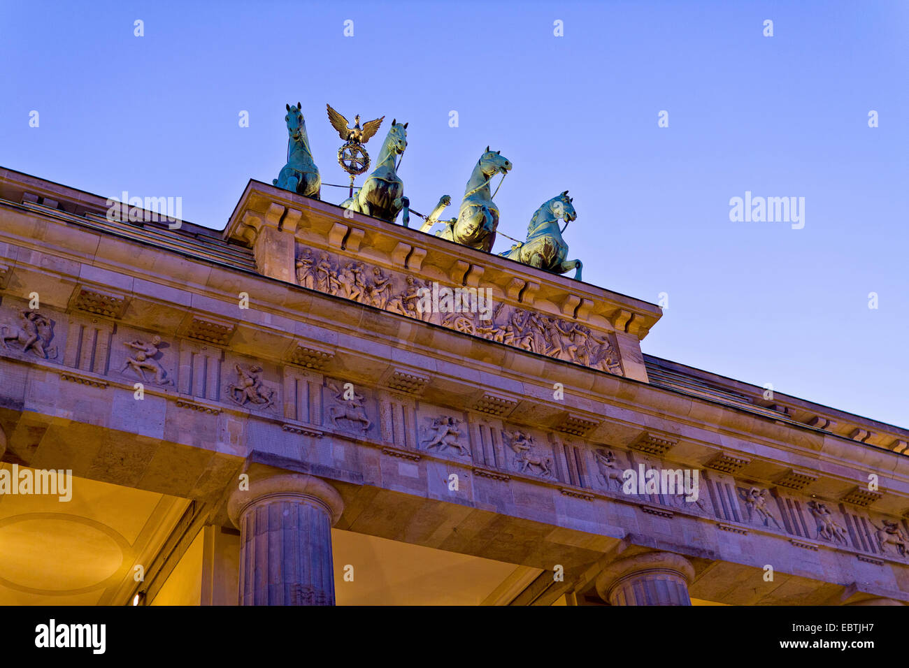 View of the illuminated brandenburg gate brandenburger tor in berlin hi-res stock photography ...
