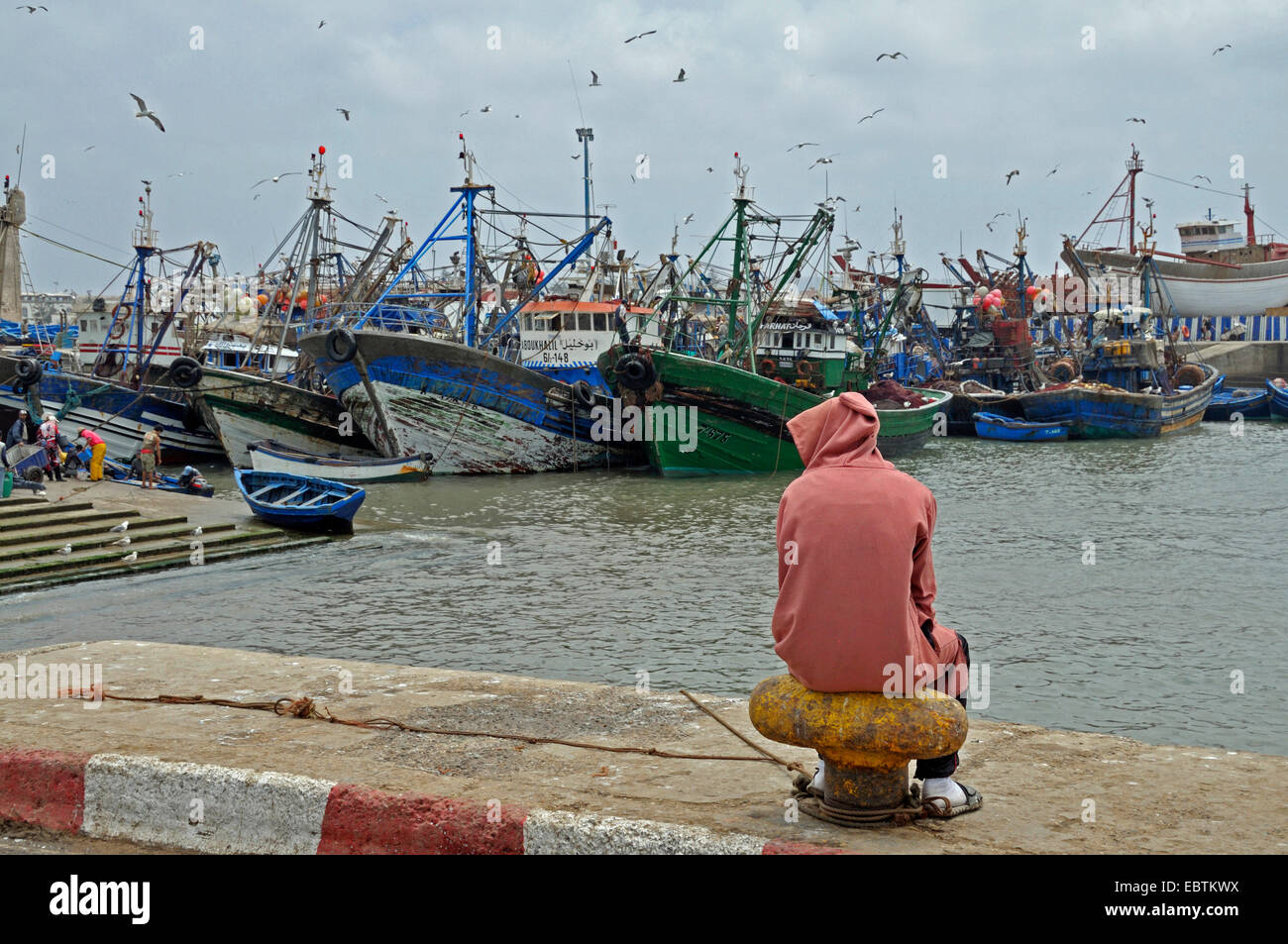 Dock workers africa hi-res stock photography and images - Alamy