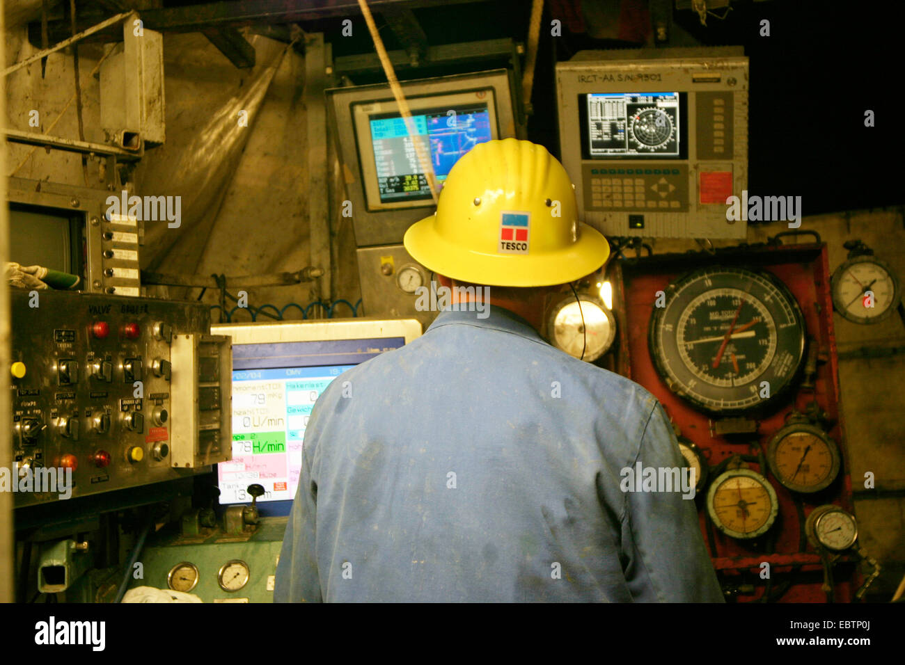 worker operating in a drilling rig Stock Photo - Alamy