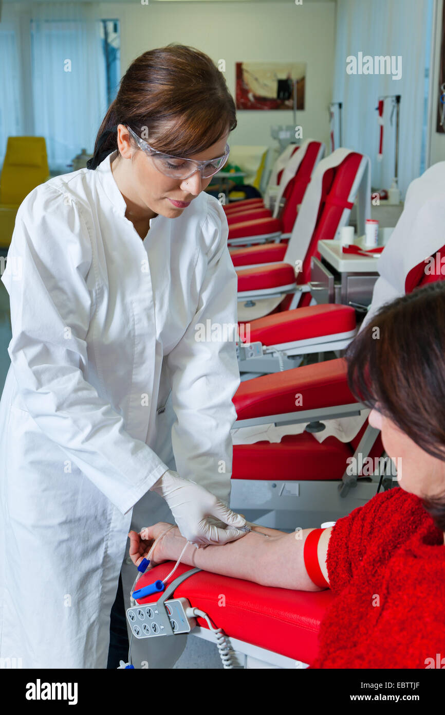 Practice nurse taking blood hi-res stock photography and images - Alamy