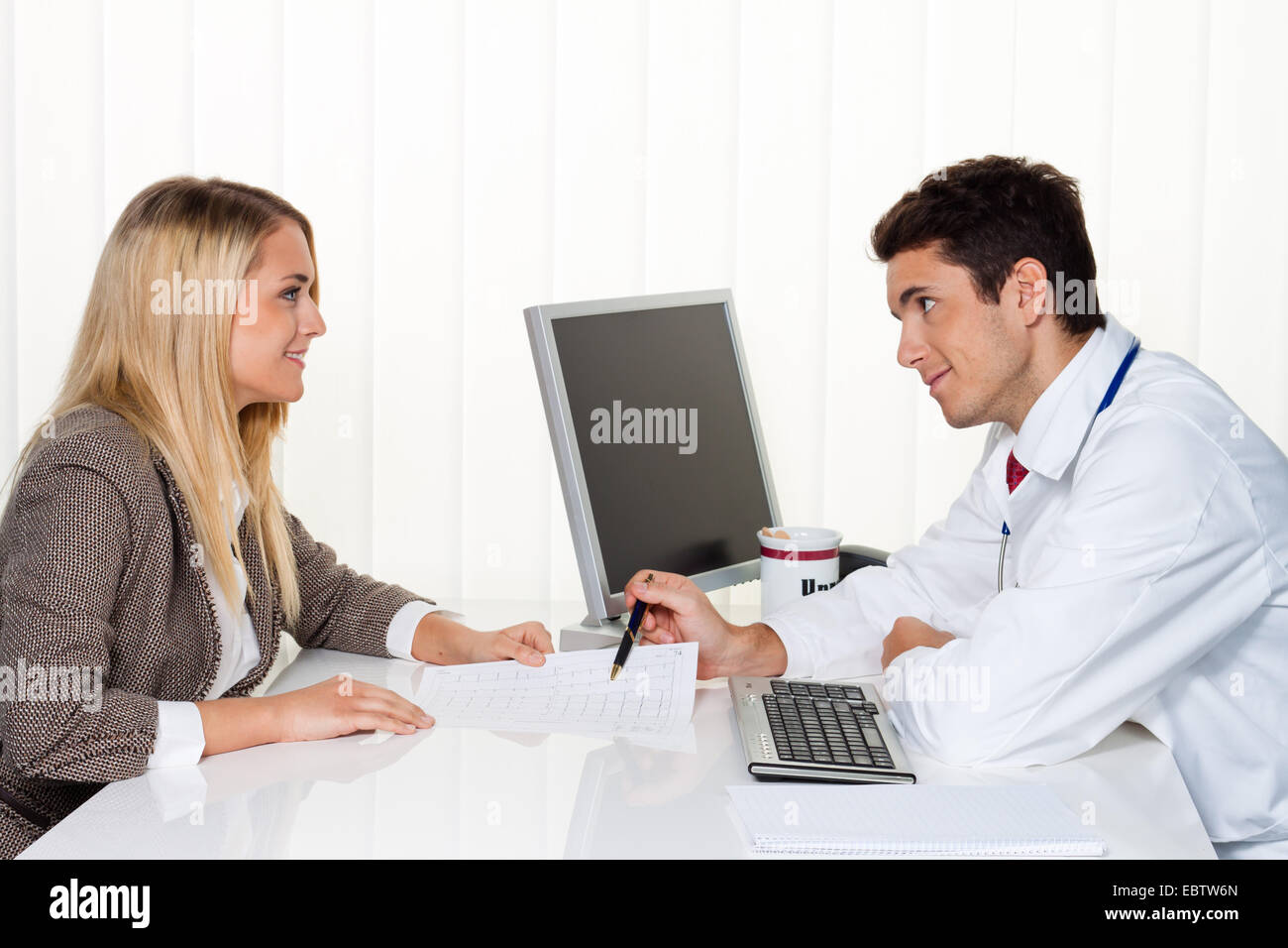 patient and doctor talking in a doctor's office Stock Photo - Alamy