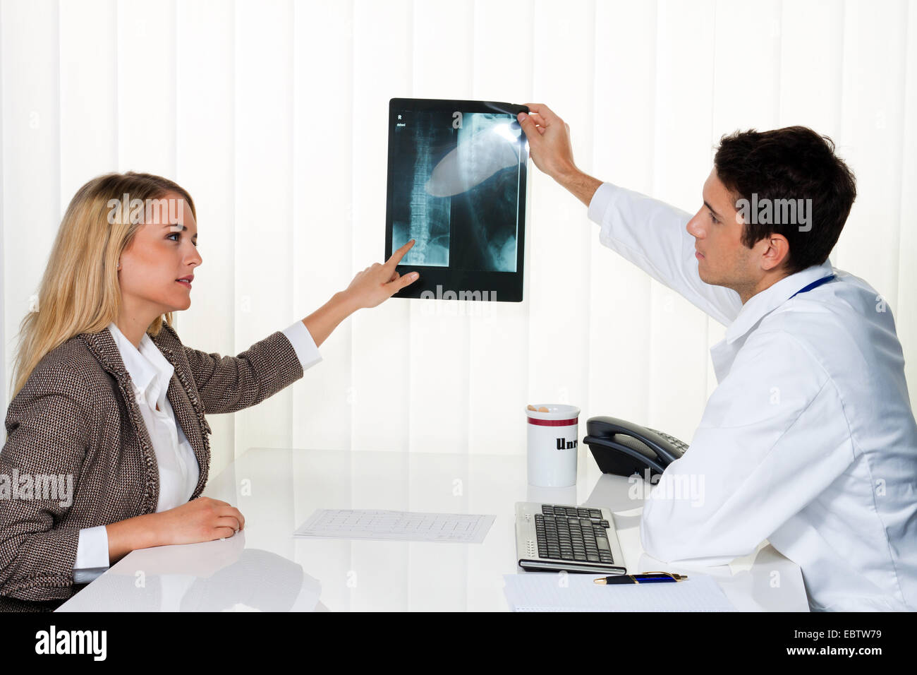 patient and doctor watching an X-ray photograph Stock Photo - Alamy