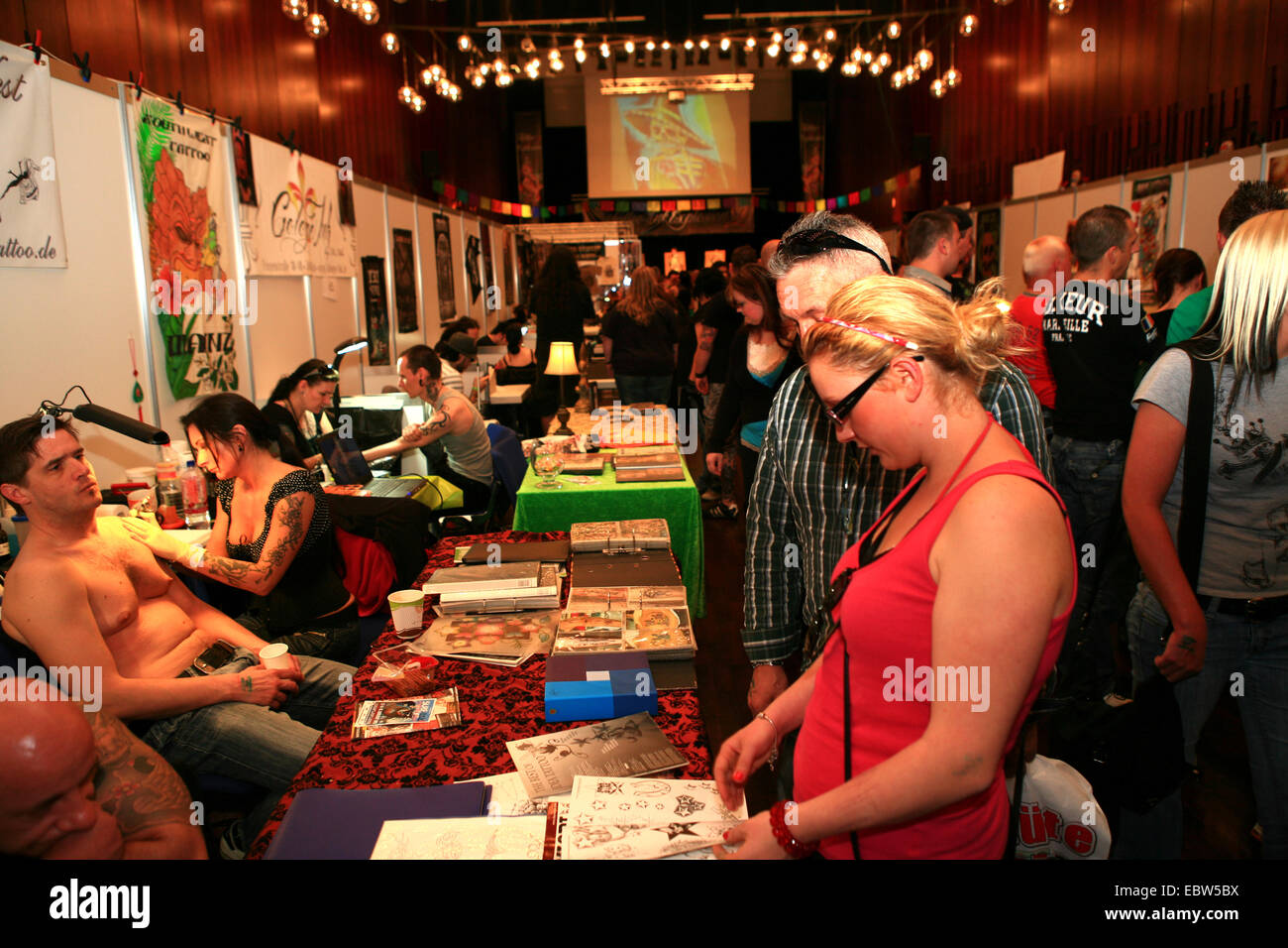 Tattoo convention group of people hi-res stock photography and images ...