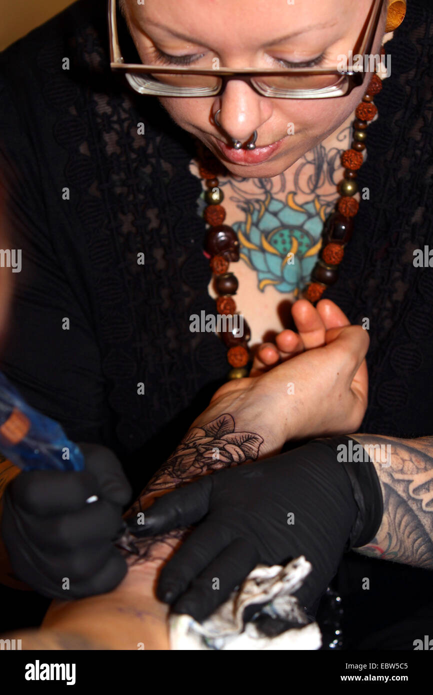 Tattoo artists tattoos tattooed hi-res stock photography and images - Alamy