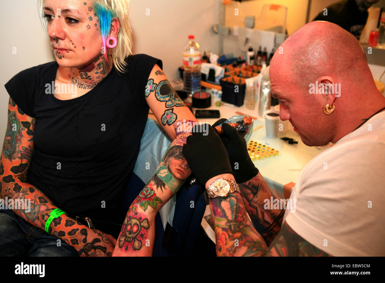 tattooer at work Stock Photo - Alamy