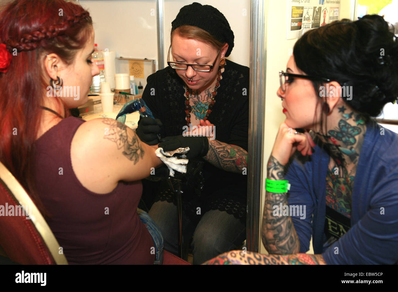 tattooer at work Stock Photo - Alamy