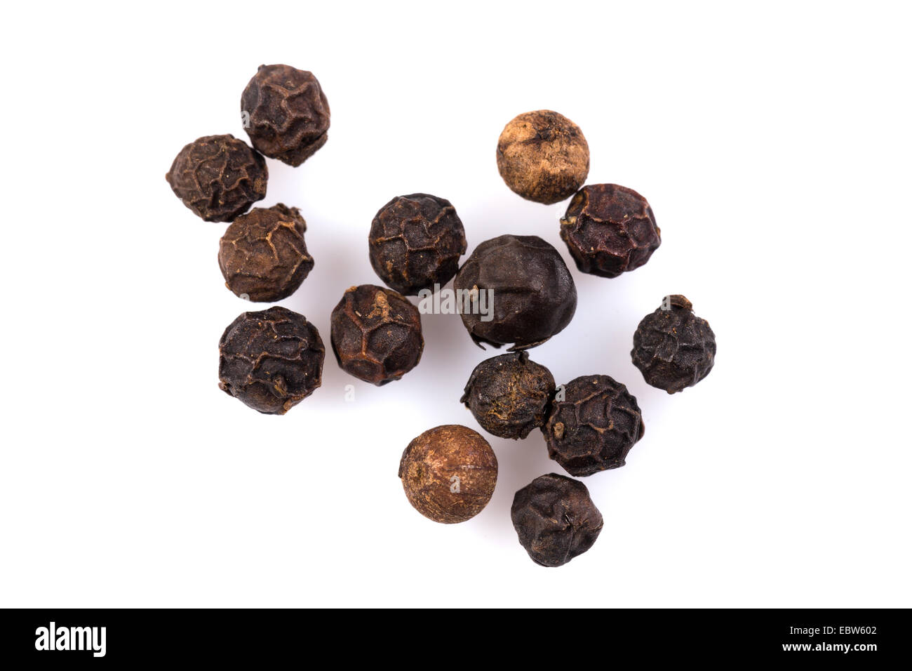 Heap of black pepper isolated on white background Stock Photo - Alamy