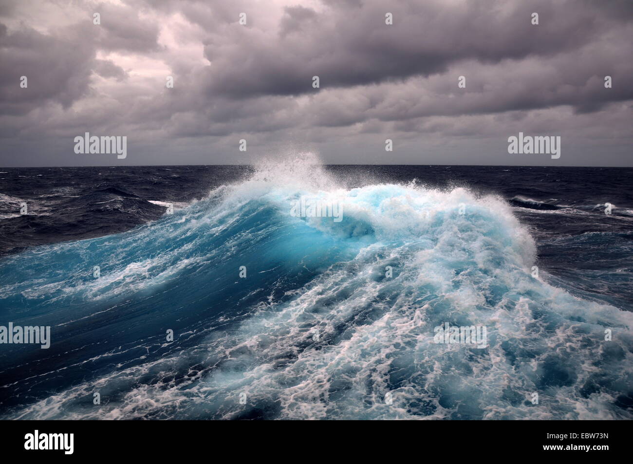 Sea wave hi-res stock photography and images - Alamy