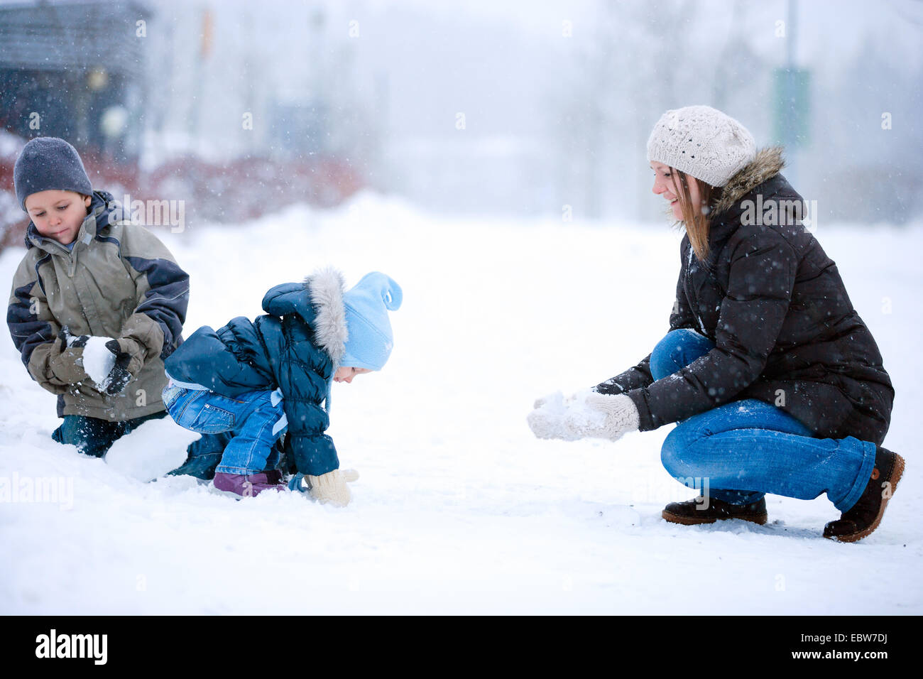 Kids playing snowballs hi-res stock photography and images - Alamy