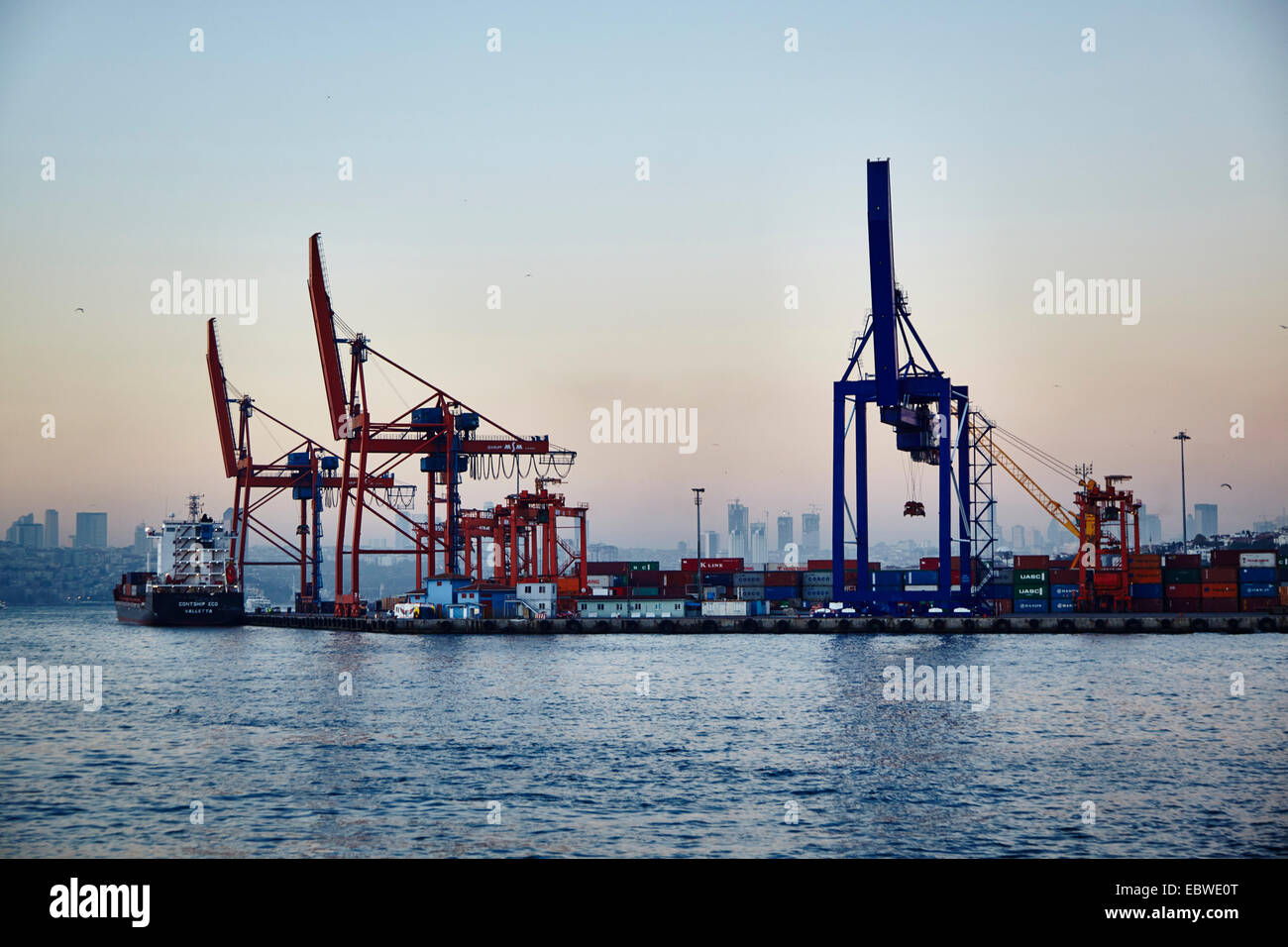 Shipping containers awaiting loading hi-res stock photography and ...