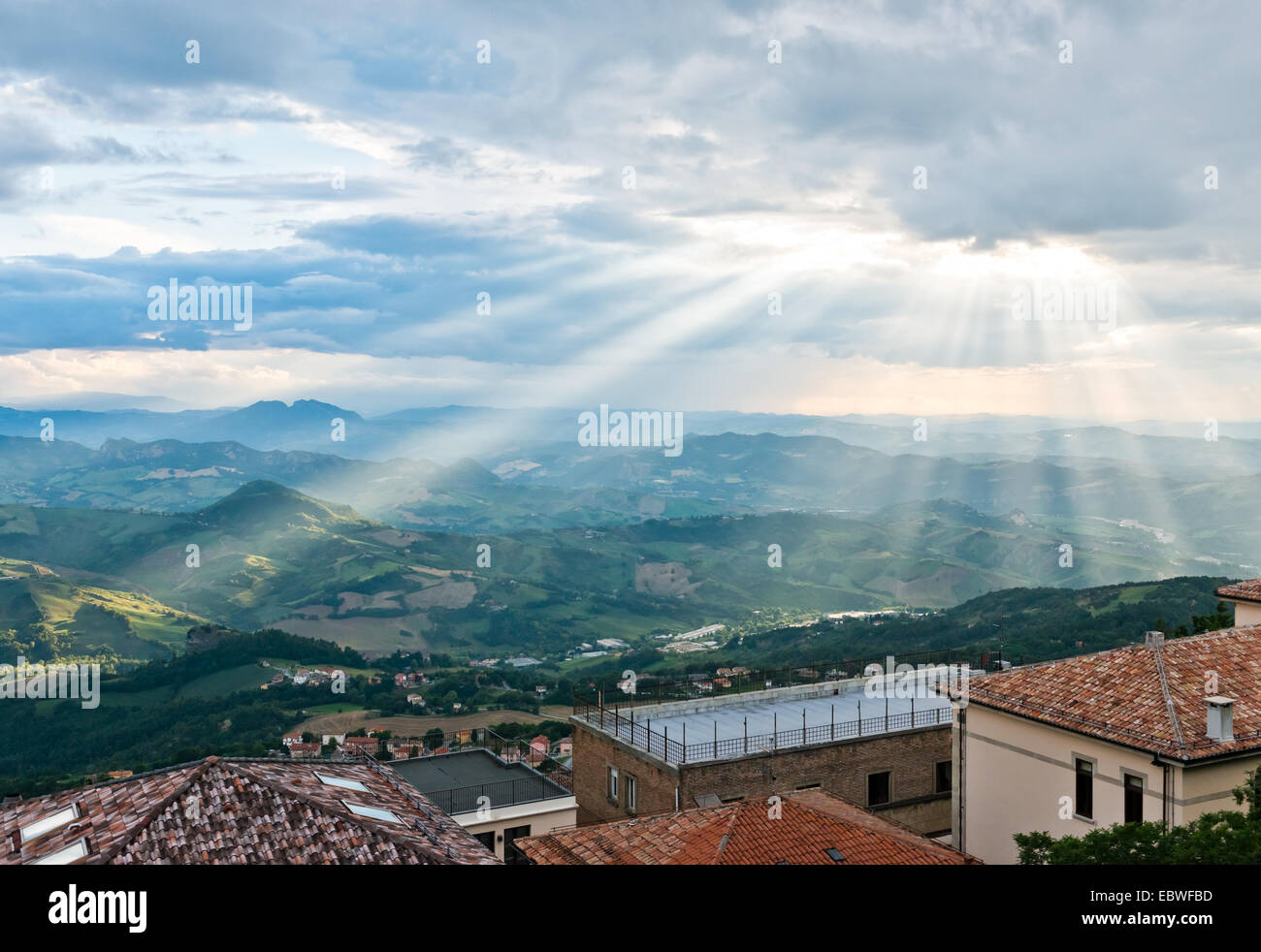 Sun rays shining down on hi-res stock photography and images - Alamy