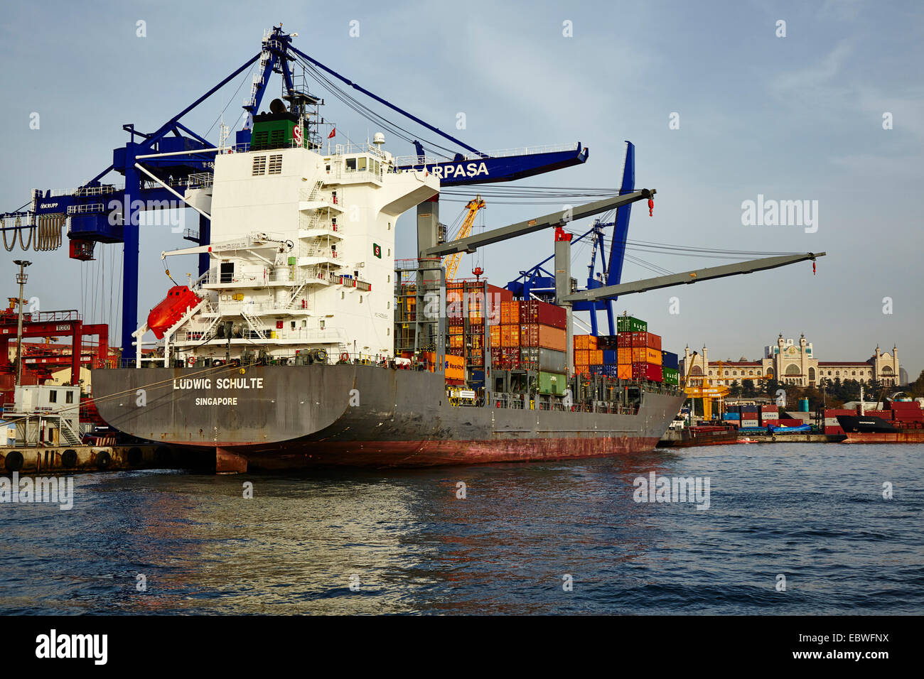 Container ships being loaded hi-res stock photography and images - Alamy