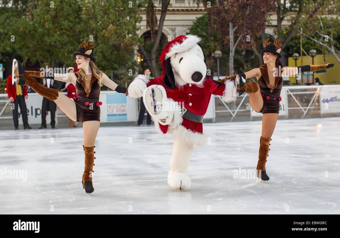 Snoopy christmas cartoon hi-res stock photography and images - Alamy