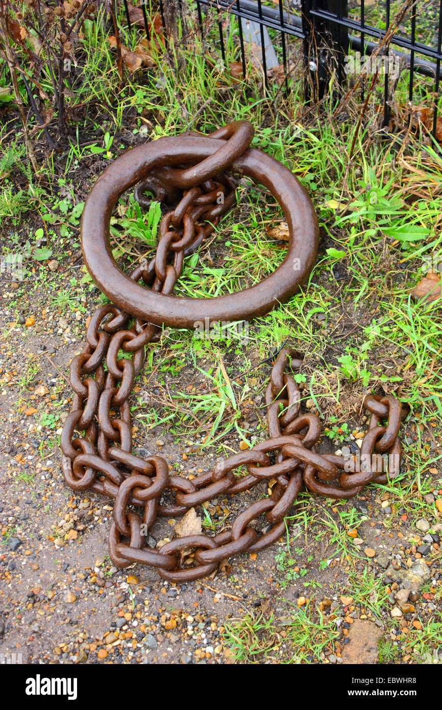 An old rusty metal chain and ring Stock Photo - Alamy