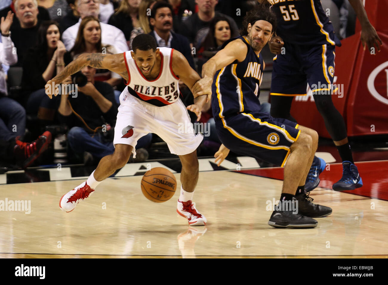 Portland, Oregon, USA. 4th December, 2014. ALLEN CRABBE (23) chases ...
