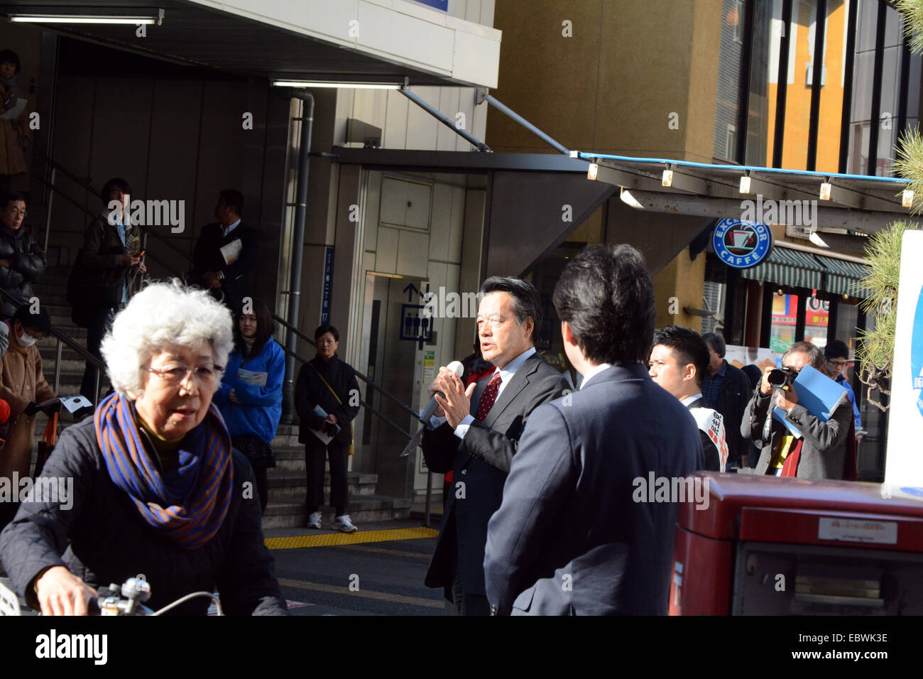 Sparse crowd hi-res stock photography and images - Alamy