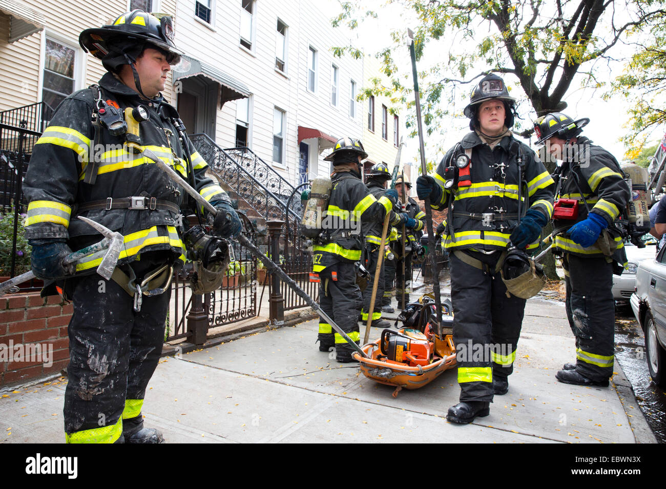 FDNY in action, 10-75, Brooklyn, Oct. 18, 2014 Stock Photo - Alamy