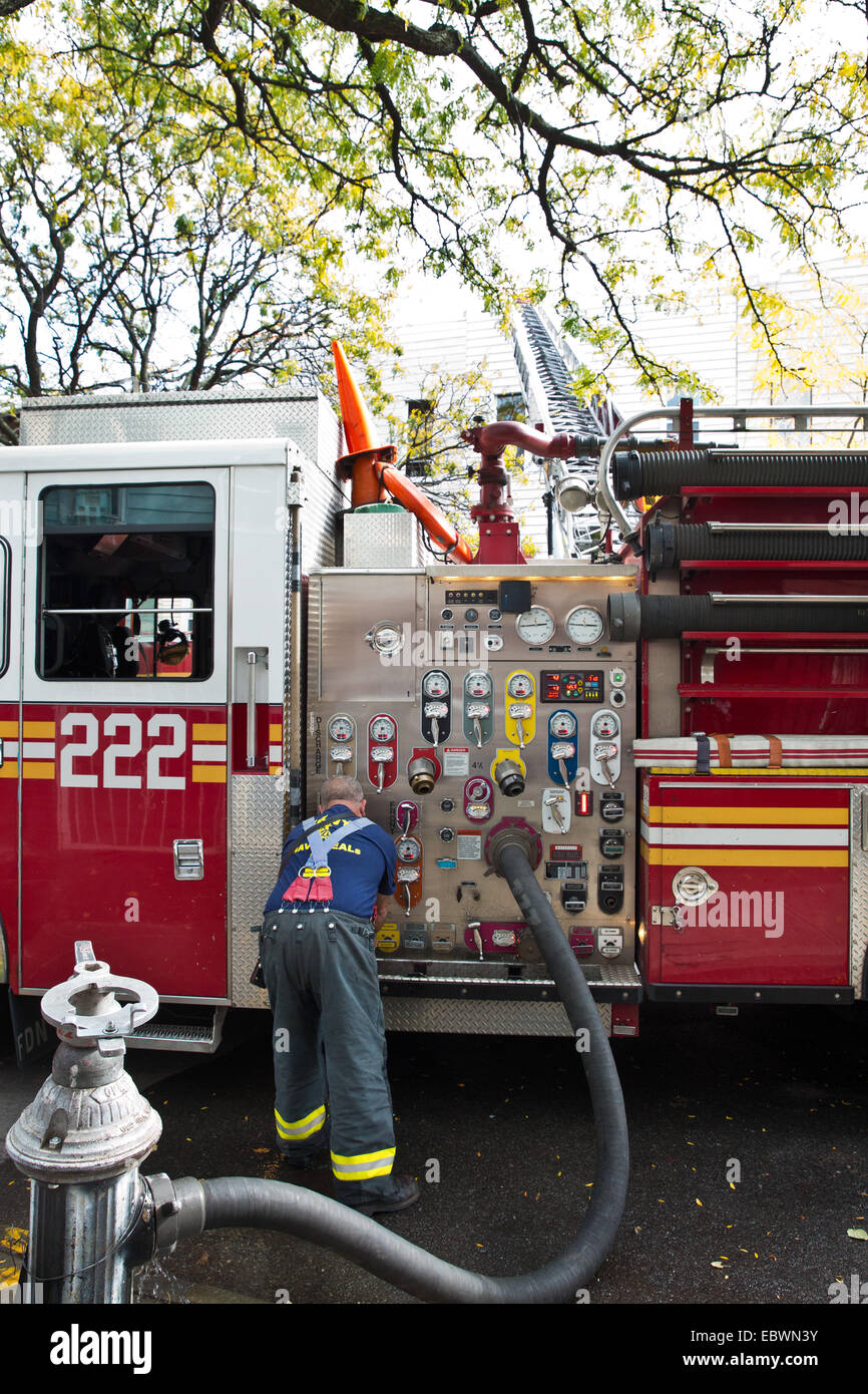 FDNY in action, 10-75, Brooklyn, Oct. 18, 2014 Stock Photo - Alamy