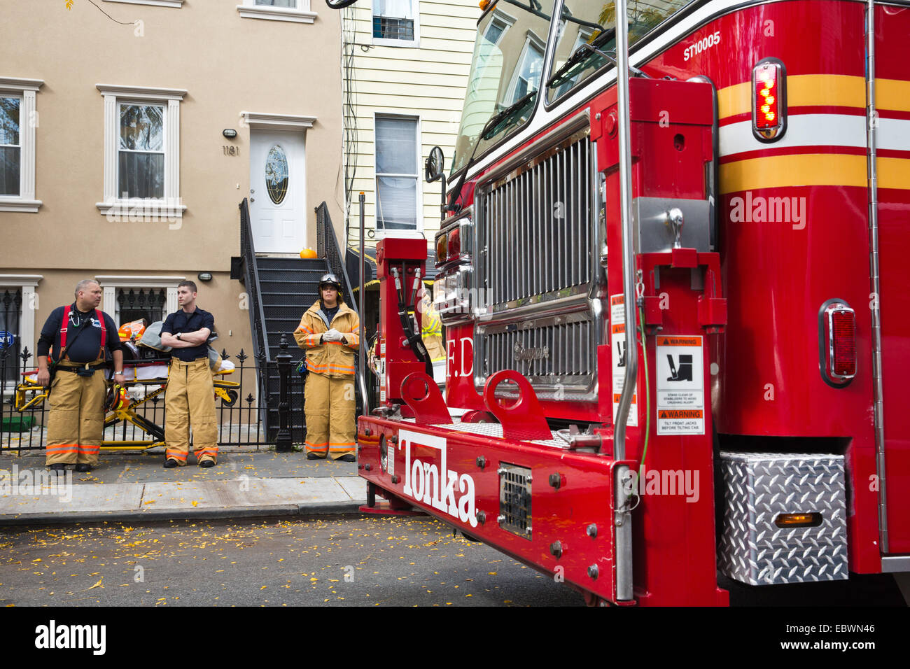 FDNY in action, 10-75, Brooklyn, Oct. 18, 2014 Stock Photo - Alamy