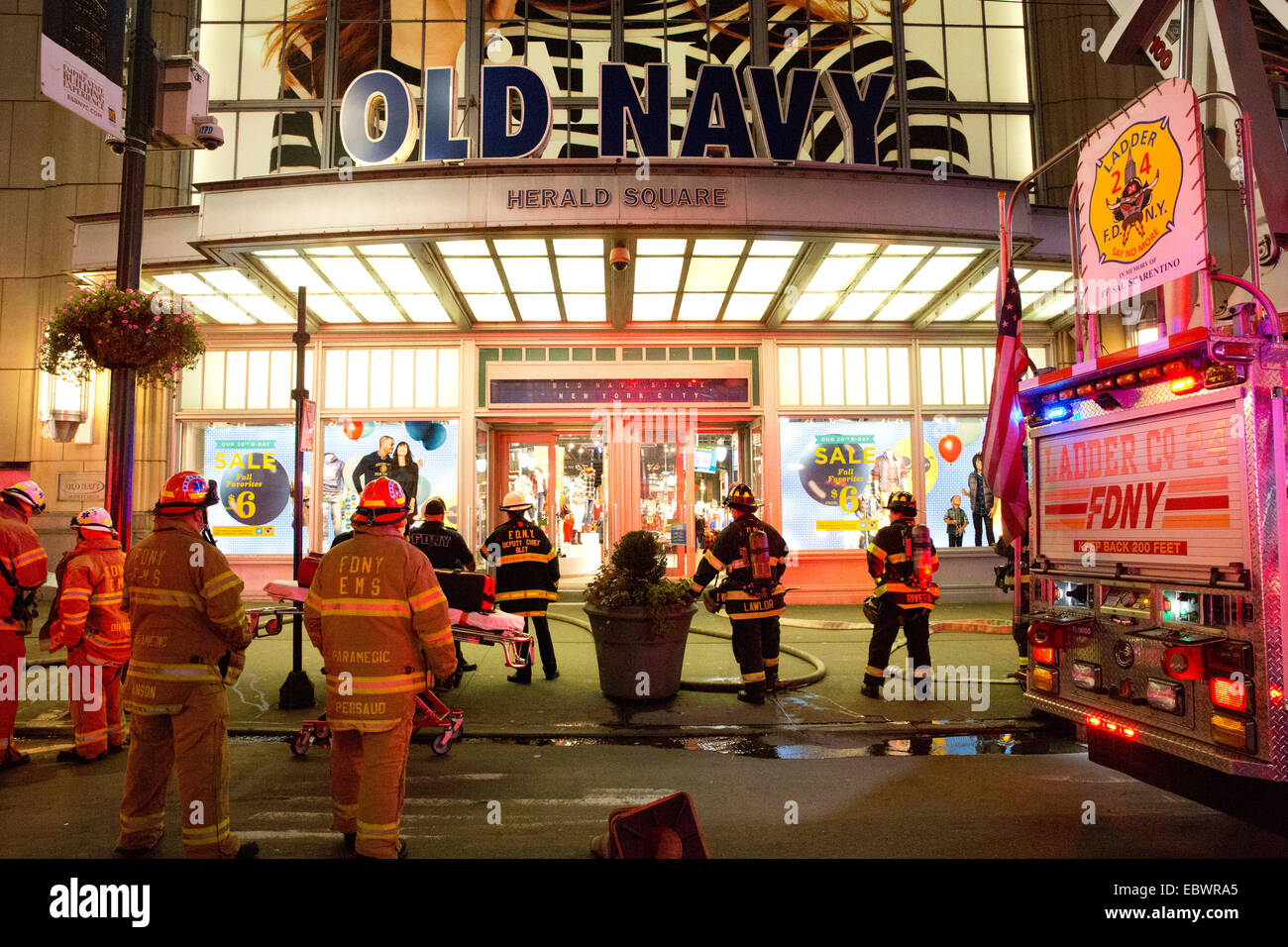 FDNY on scene, 10-75, Box 681, Old Navy fashion store, Manhattan, Oct ...