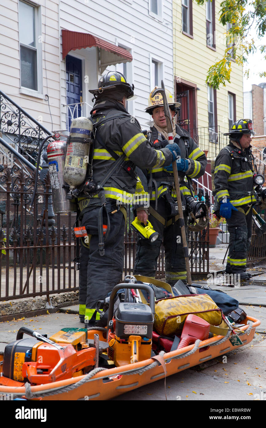 FDNY in action, 10-75, Brooklyn, Oct. 18, 2014 Stock Photo - Alamy