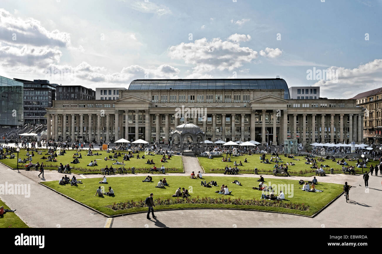 The Koenigsbau building with the bandstand in Schlossplatz square ...