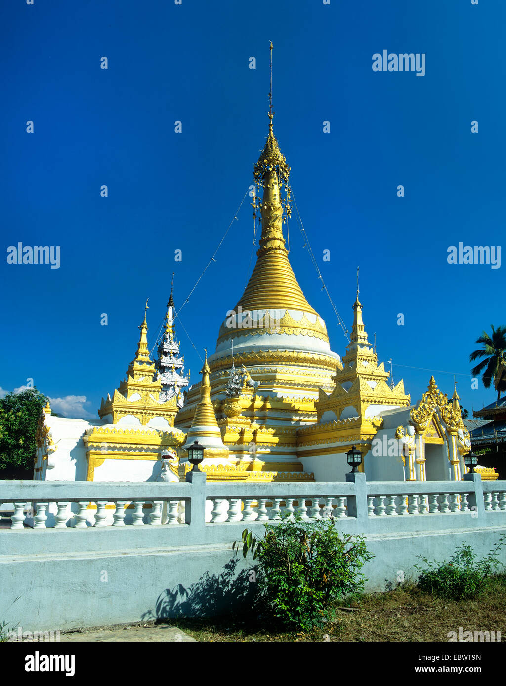 Chedi of Wat Chong Klang Temple, Mae Hong Son, Northern Thailand ...