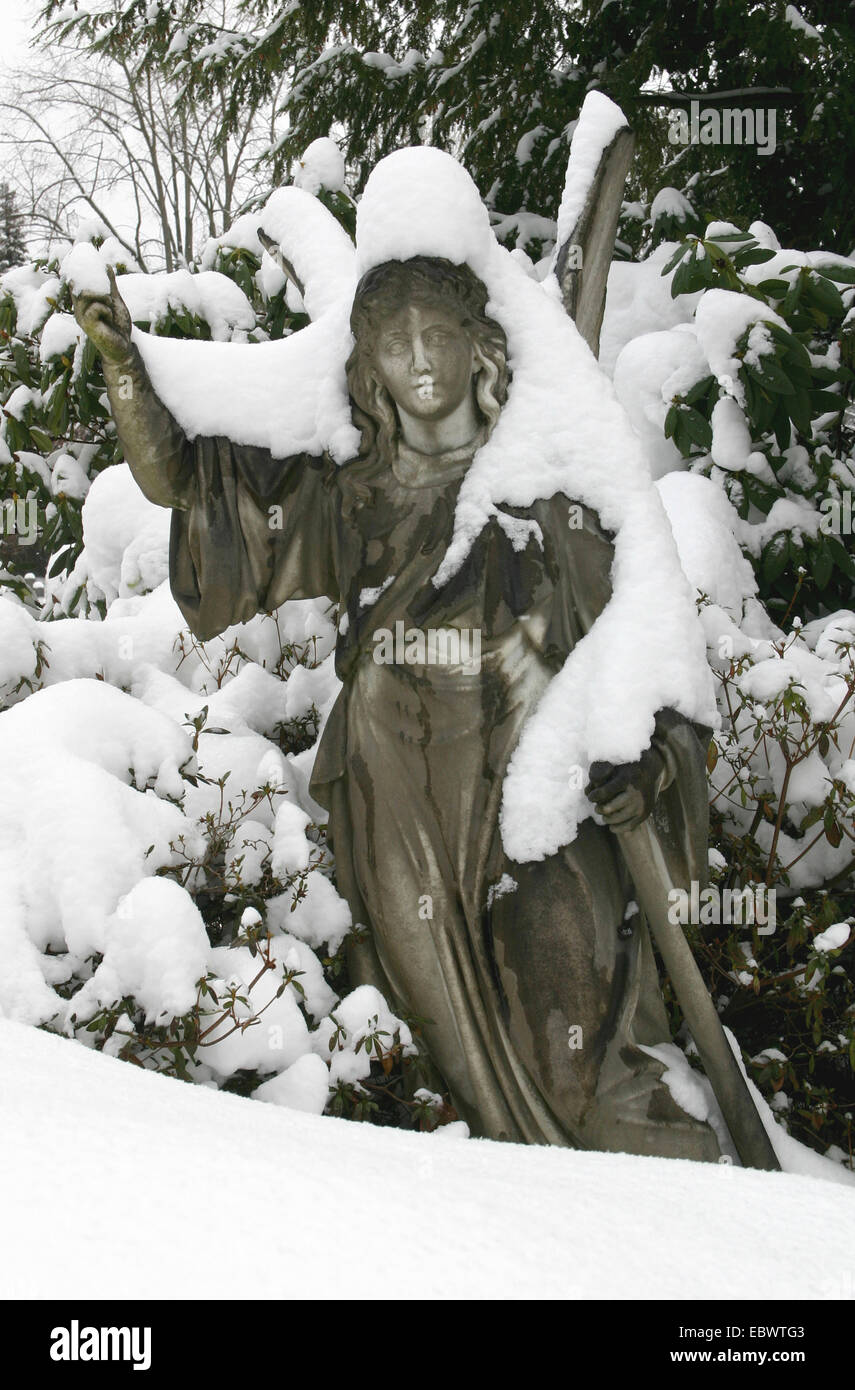 Statue at cemetery hi-res stock photography and images - Alamy
