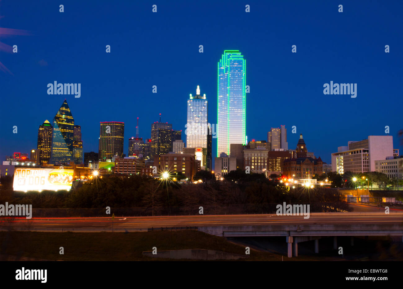 Dallas skyline blue hour hi-res stock photography and images - Alamy