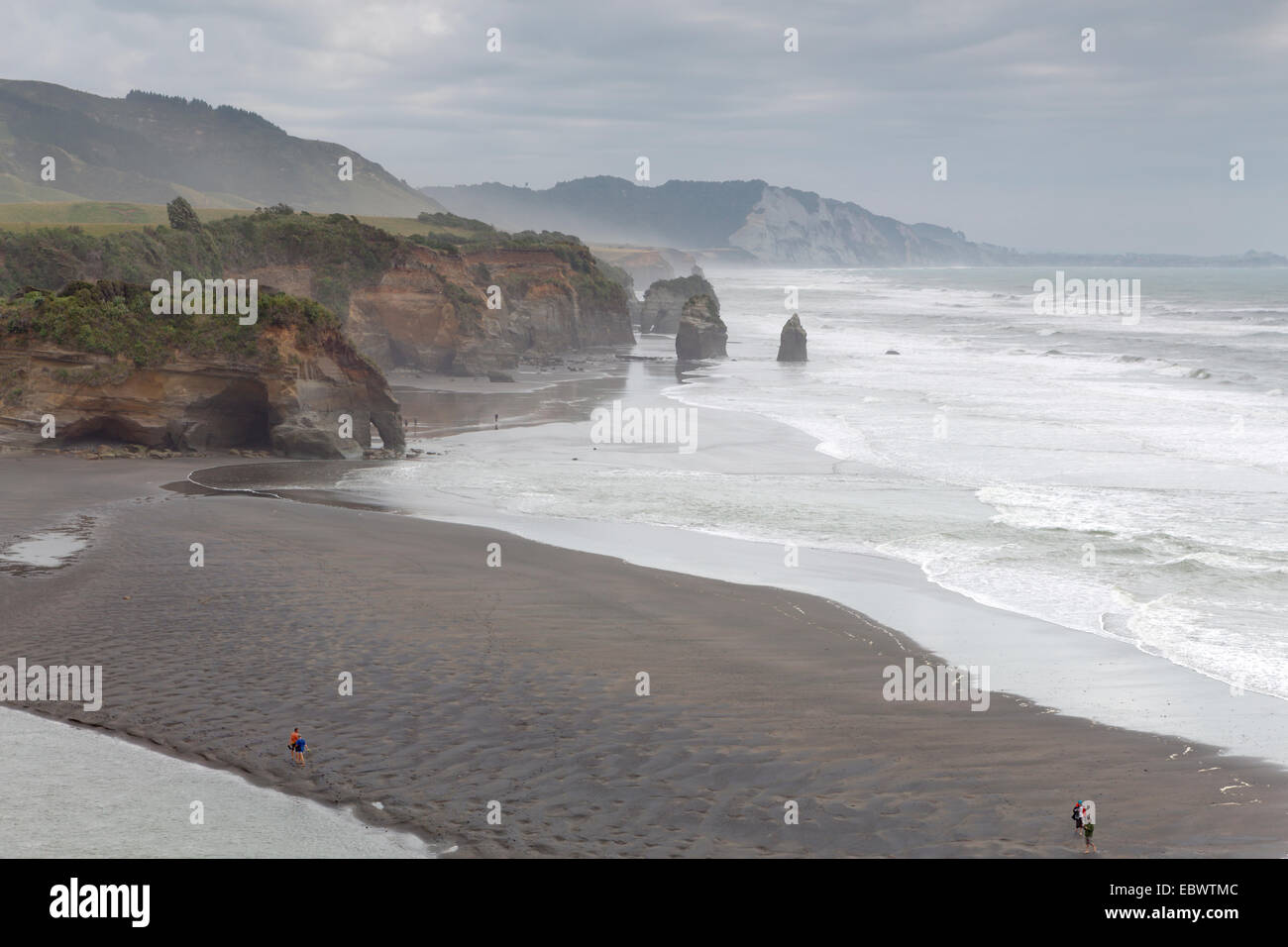 The Whitecliffs rock formation at low tide, Tongaporutu, Taranaki ...