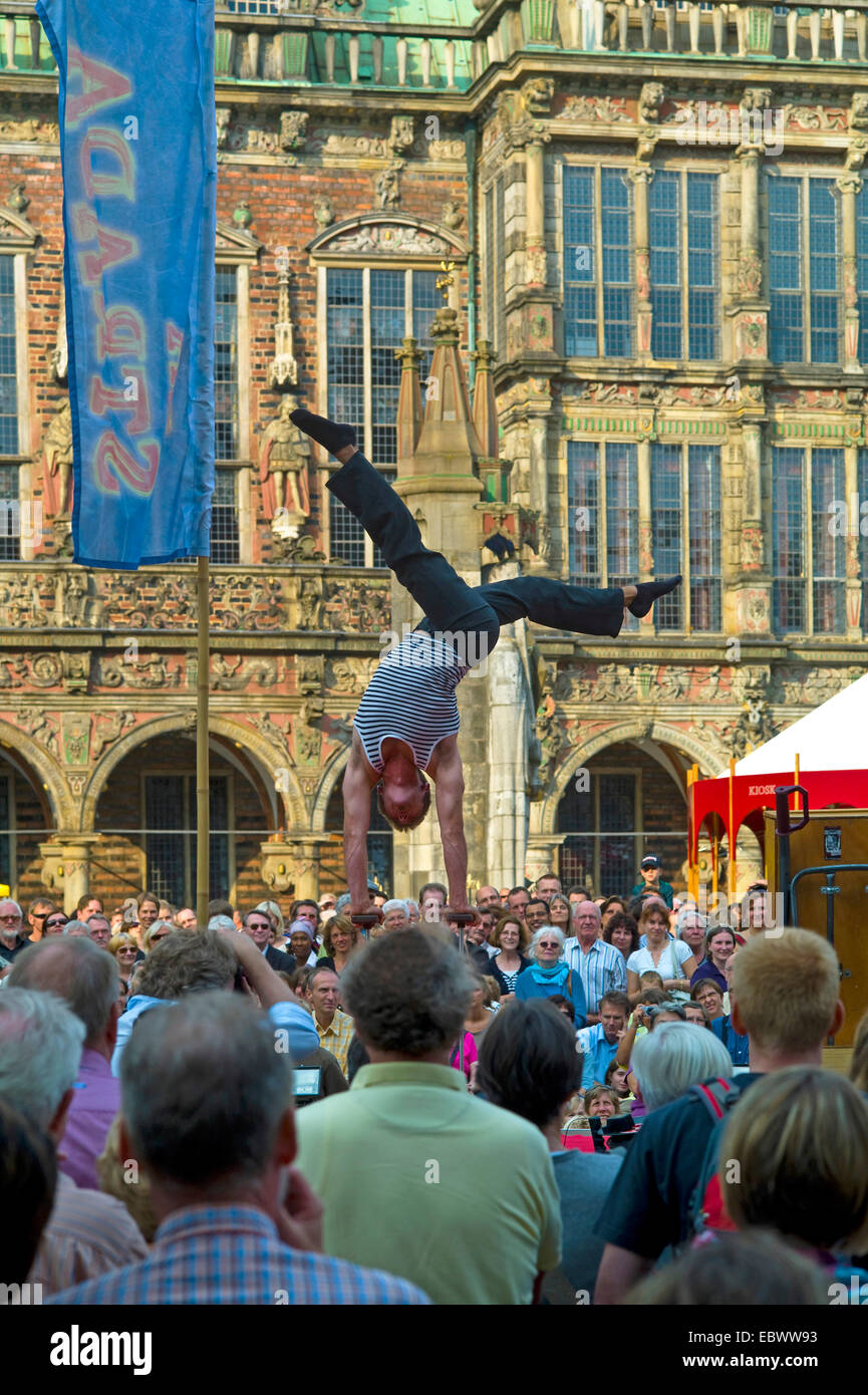Acrobatic performer hi-res stock photography and images - Alamy