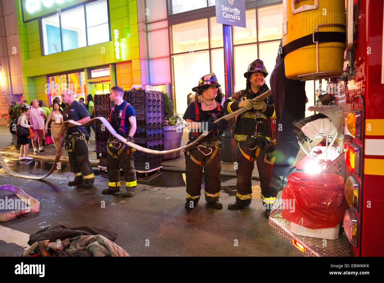 FDNY on scene, 10-75, Box 681, Old Navy fashion store, Manhattan, Oct ...