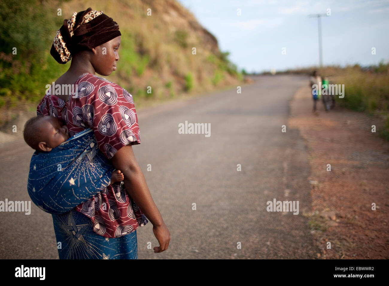 African woman carrying baby on back hi-res stock photography and images ...