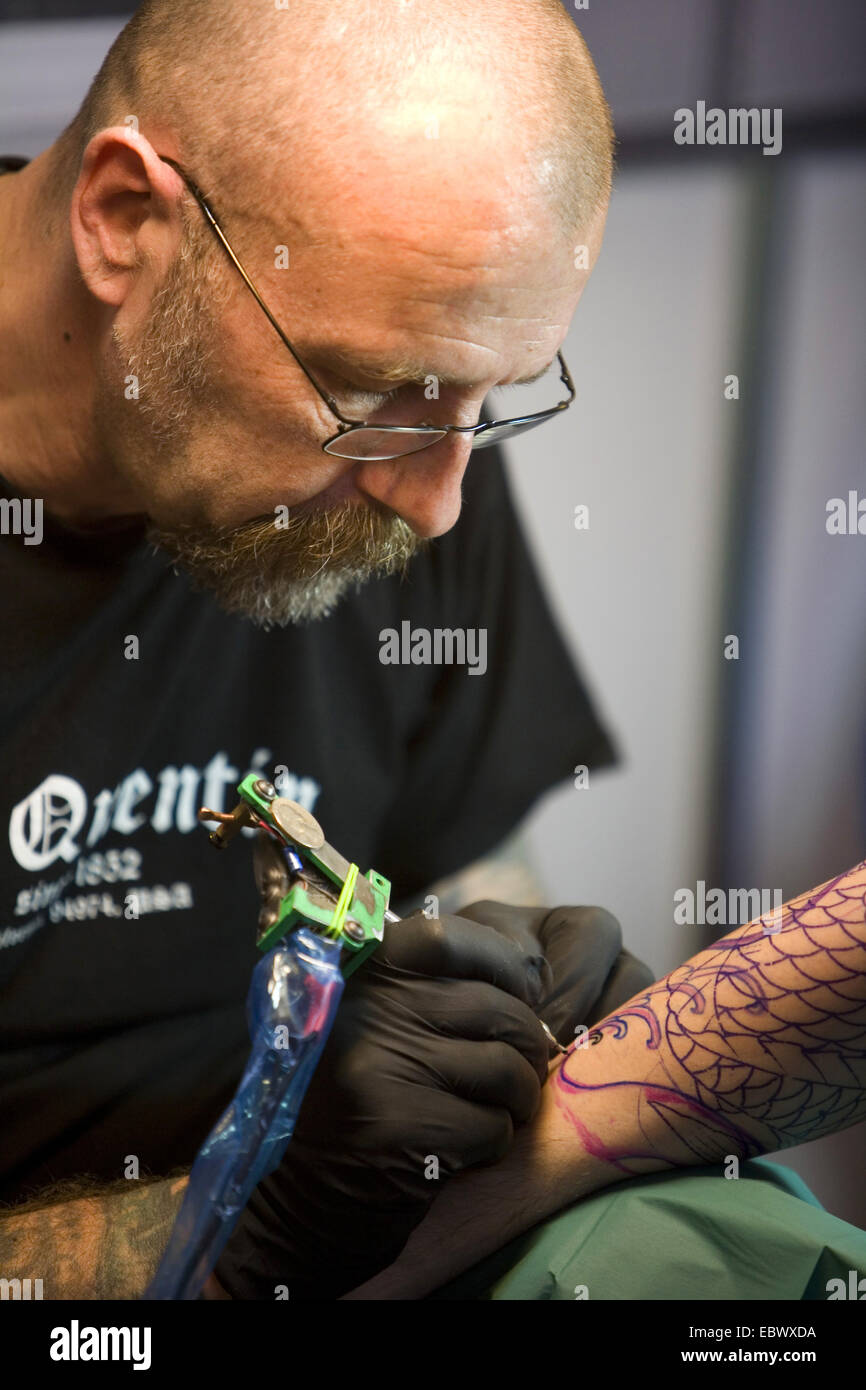 Tattooer Tatooing A Arm High Resolution Stock Photography and Images ...