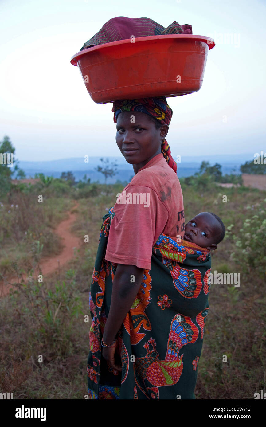 African woman carrying baby on back hi-res stock photography and images ...