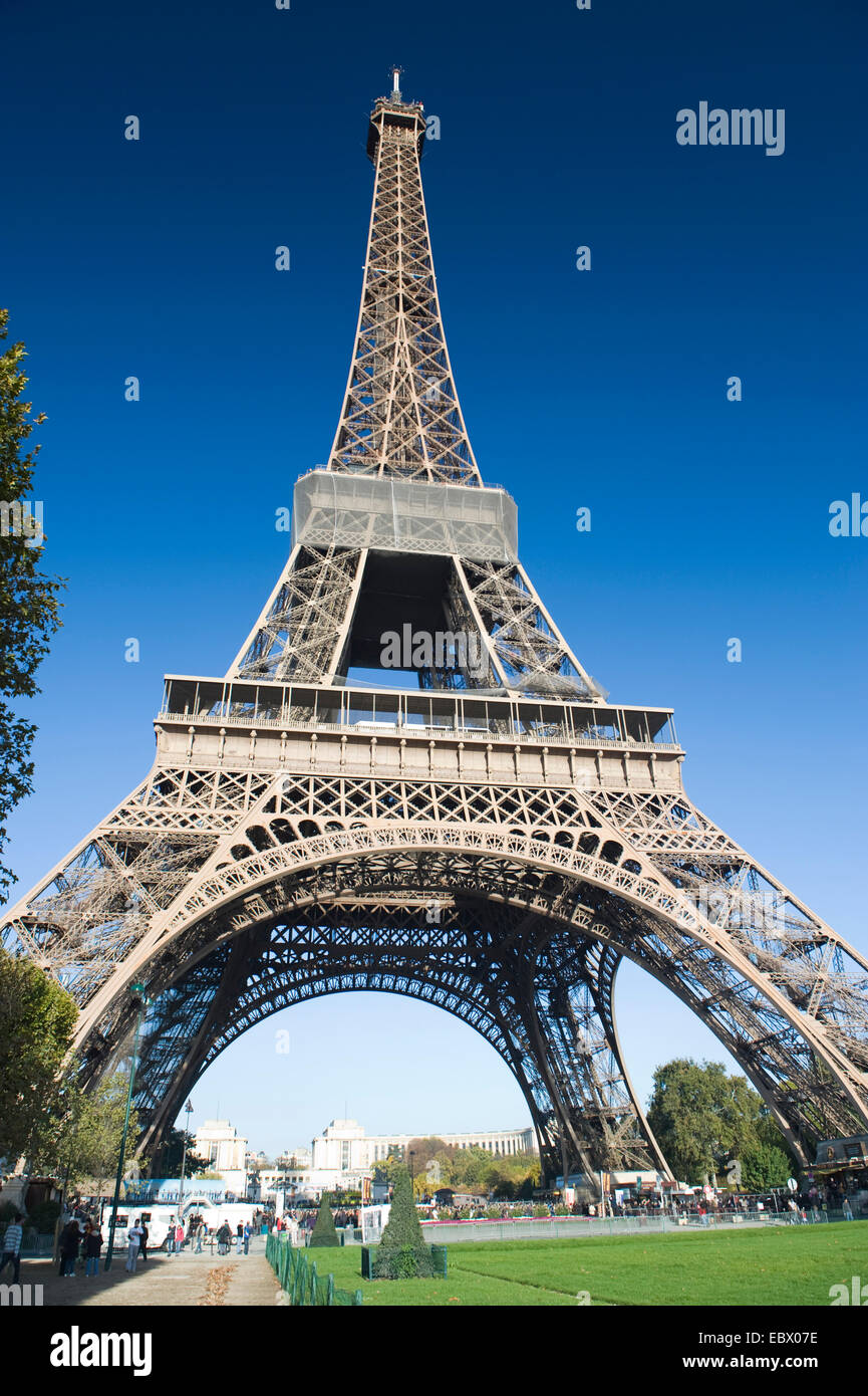 the Eiffel Tower looming into a clear blue sky, France, Metropolitan ...