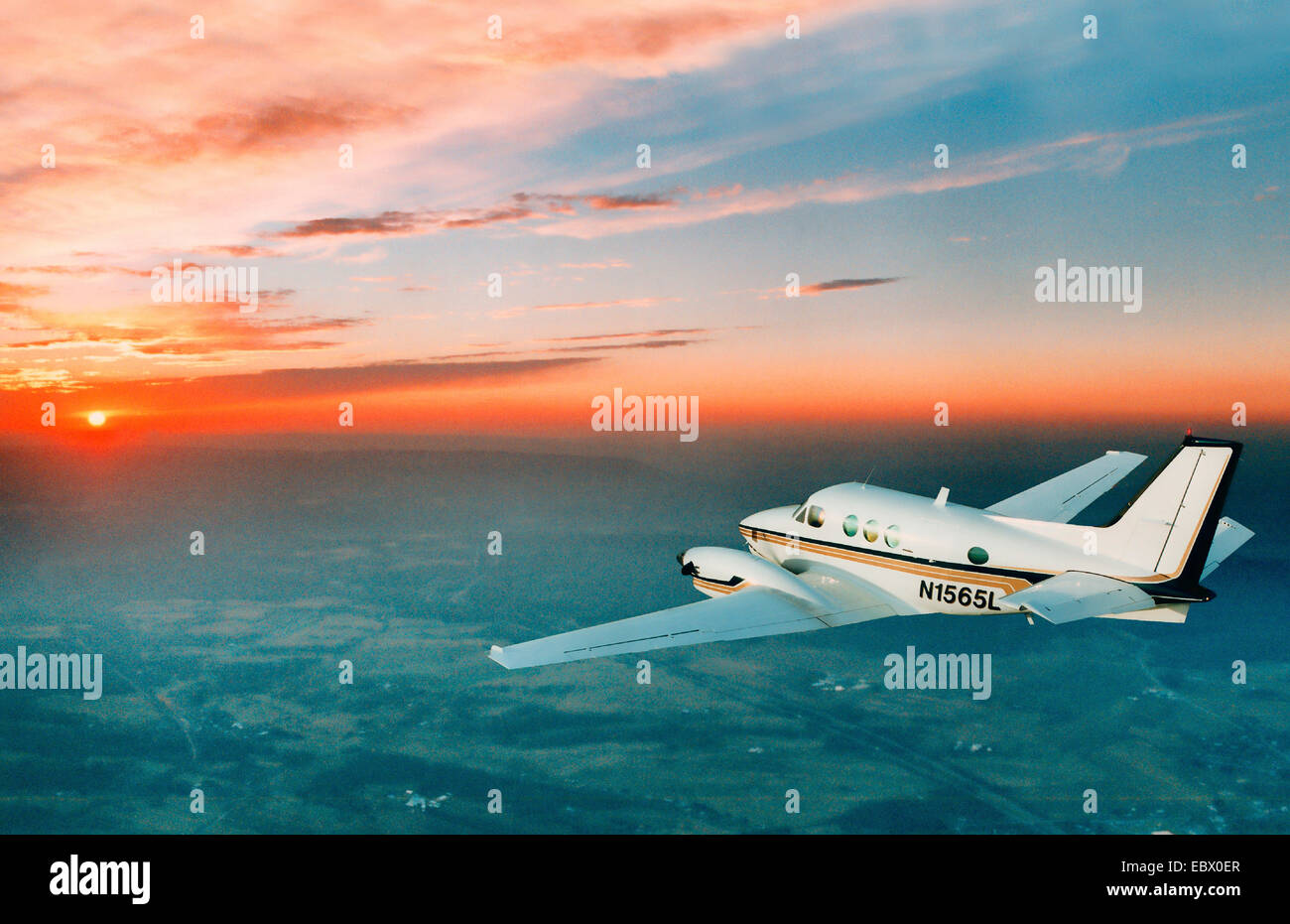 Small twin engine commuter plane hi-res stock photography and images ...