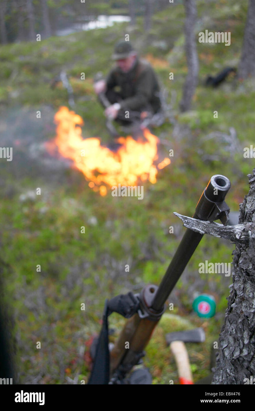 elk, European moose (Alces alces alces), hunter making coffee over a ...
