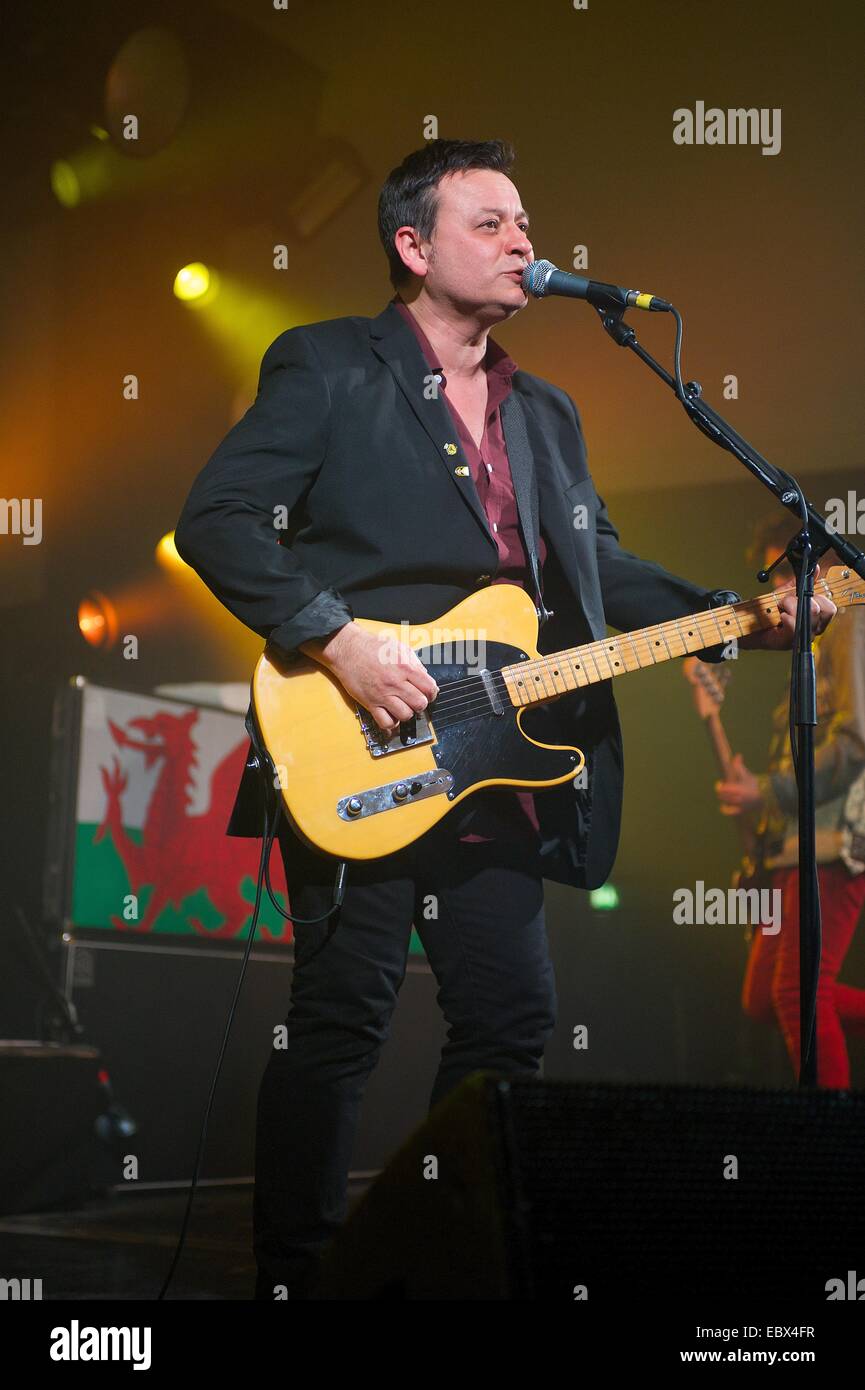 Sean moore of the manic street preachers hi-res stock photography and ...