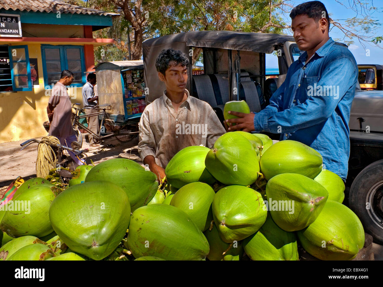 Coconut stand hi-res stock photography and images - Alamy